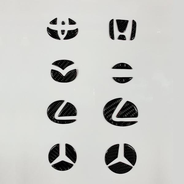 注）必ず対応シールをご選択ください。付属している両面テープで貼り付けるだけの簡単取付！ カーボン調でスポーティーな高級感を演出した ハイクオリティー３D立体シールです。 【商品内容】ご選択のシール１セット【仕様】デザイン：カーボン調材質：エ...