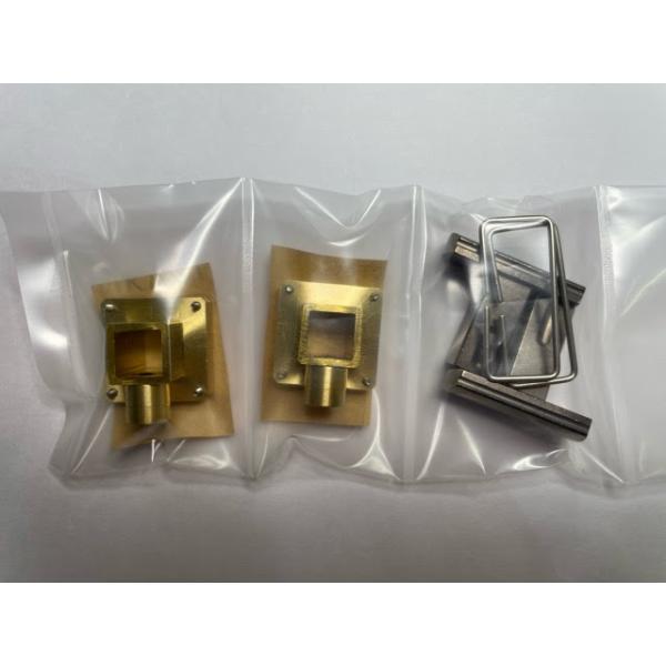 自作加工できる方向けの商品です。ベースAssy’（22mm角）は、接着または、ねじ止め（４本）で固定します。固定、高さ調整、取付位置決めに使える２mm厚のオサエ板が付属します。サンプルの写真では、オサエ板は使いませんでした。（穴の位置決め用...
