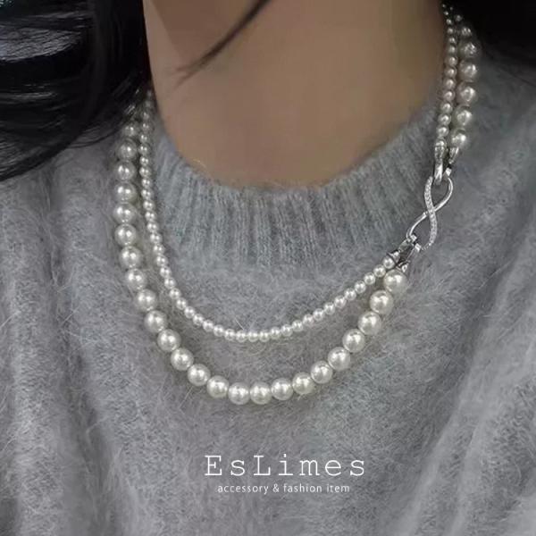 上品な光沢のパールと、繊細なラインが美しいチェーンを組み合わせた2連ネックレス。大小異なるパールをバランスよく重ねたことで、顔まわりを華やかに演出します。エレガントさの中にモダンなニュアンスをプラスする、洗練されたデザイン。シンプルなニット...