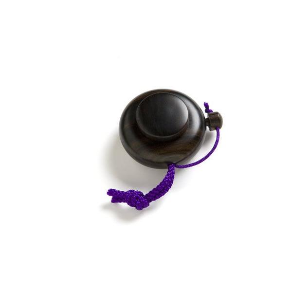 【商品概要】塗香は別売りです。【商品説明】塗香を入れるために使用します。※塗香は別売りです。直径約40mm パッケージ寸法:56mm×56mm×30mm【商品詳細】ブランド：香源商品種別：ホーム＆キッチン商品名：黒檀塗香(ずこう)入れ 松栄...