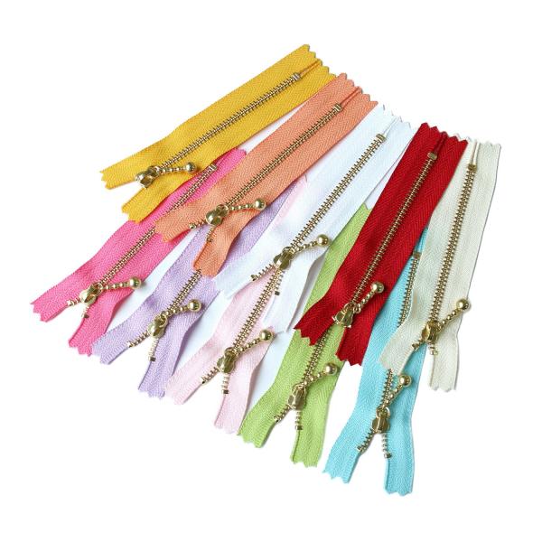 【商品概要】同色5本セットサイズ/10cm原産国:日本梱包サイズ:18.0×1.0×11.0cm【商品説明】説明■サイズ/10cm■素材/テープ部分 ポリエステル■入数/10色各1本入ゴールドの光沢が鮮やかな玉付きファスナーです。ミニポーチ...