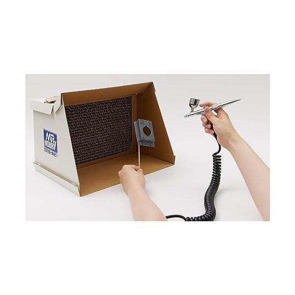 【商品概要】段ボール製のコンパクトな模型用簡易塗装ブース網目のハニカムフィルターに霧状の塗料を付着させることで、吹き返しを軽減することができますコンパクトなサイズなので作業台に占めるスペースを抑えることができます本体の背面にMr.スーパーブ...
