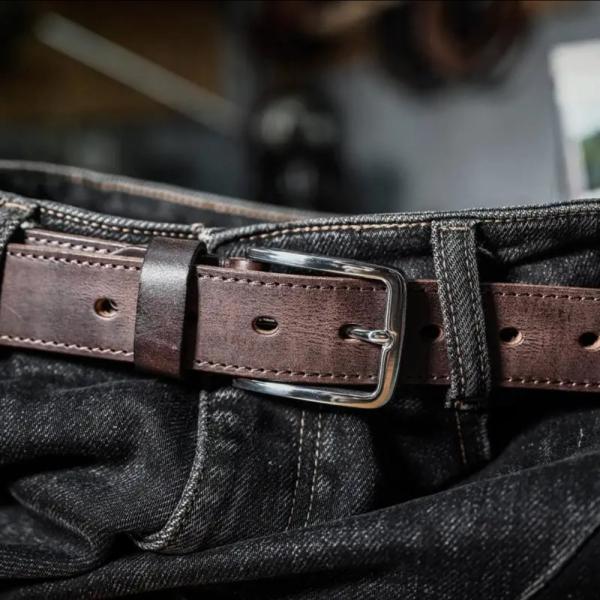 ■■ 商品説明 ■■カジュアルシーンや、トレンドのビジカジにもよく映えるシンプルデザインとカラーで色んなシーンに使えるメンズベルトです。少し長めに感じる方は、金具部分をドライバーで外して、好みの長さにカットすることで長さ調節も可能です。※穴...