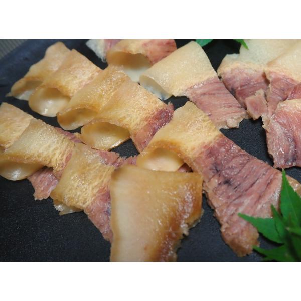 くじらベーコンは塩味が基本ですがこちらはそれを、にんにく醤油で味付けしました。船では、塩のくじらベーコンよりこの食べ方でした！そして、なんせ旨いんです！解凍してそのままどうぞ。カラシを付けても美味しいです。お客様情報ではラーメンに乗せても、...