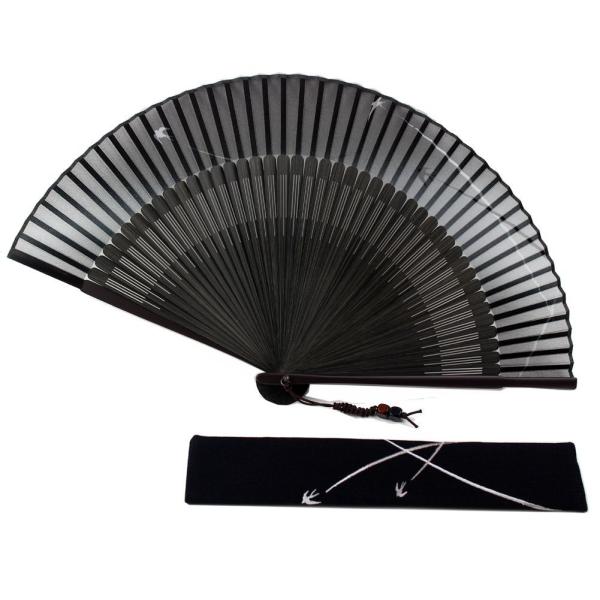 【発売日：2021年03月25日】燕のモチーフに合わせたグラデーションの入り方で雰囲気のある粋なシルク扇子です。こちらは扇子袋もセットですので、大切な人へのプレゼントとしても大変喜ばれます。※こちらの扇子は紙扇子と違い折り目がしっかりついて...