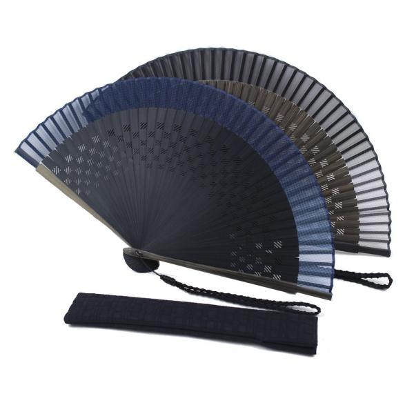 【発売日：2022年04月11日】存在感のある市松の彫りと扇面の市松柄グラデーションが粋なデザイン。長めのチャームも機能的です。桐箱入りで大切な人へのプレゼントとしても大変喜ばれます。※布製扇子は紙扇子と違い折り目がしっかりついていない分、...