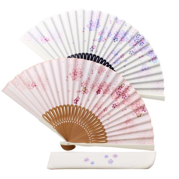 【発売日：2022年04月06日】桜の頃の陽光を想わせる様な優しく暖かなデザイン。白い地色と親骨で清楚感があります。扇袋には桜の刺繍が施されています。ギフトにもお勧めの紙箱入りです。全長21.0cm 扇子を広げた時37.0cm 閉じた時2.7cm