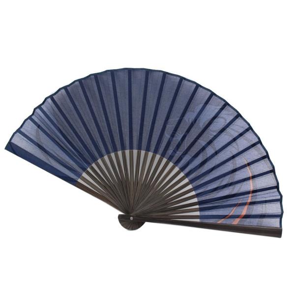 【発売日：2022年04月11日】ライオンを同トーンでまとめた迫力あるデザイン。ピリッと効いた差し色で力強さが増します。紙箱入りで大切な人へのプレゼントとしても大変喜ばれます。※布製扇子は紙扇子と違い折り目がしっかりついていない分、片手での...