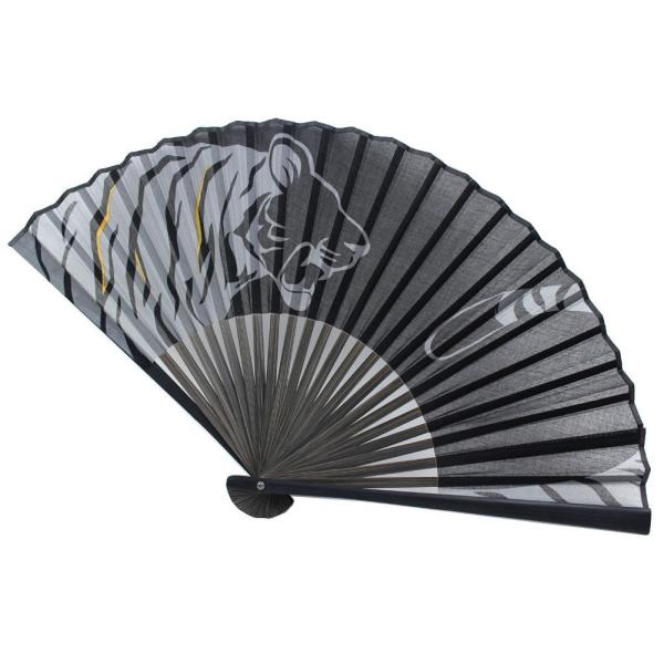 【発売日：2022年04月11日】トラを同トーンでまとめた迫力あるデザイン。ピリッと効いた差し色で力強さが増します。紙箱入りで大切な人へのプレゼントとしても大変喜ばれます。※布製扇子は紙扇子と違い折り目がしっかりついていない分、片手での閉じ...
