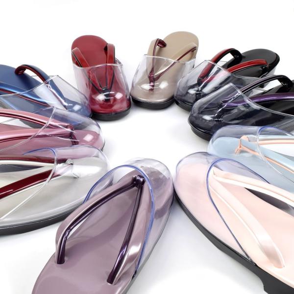 【発売日：2024年02月02日】赤 ピンク 青 紫 黒 ベージュ 雨の日のお出掛けに爪先にビニールカバーの付いたしぐれ履きで足元をしっかりガード。軽くて歩きやすく風雨に最適草履です。かかと部分の高さは4cmと普段の草履と変わらない美しいフ...