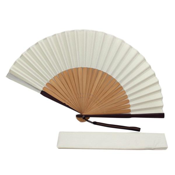 【発売日：2024年06月07日】夏の大島紬は、先染した絹糸で織上げられた奄美大島の特産品。 シックで深みのある色合いが気品漂う印象の、夏大島ほのか縞の扇子。チャームには正絹京組紐をあしらいました。全長22.0cm