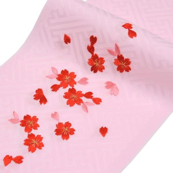 【発売日：2014年10月31日】襟元のオシャレはとても大切ですね。何よりお顔に一番近いポイントです。豪華な刺繍のカサが、華やかさを引き立ててくれます。 こちらはお子様用半衿です。お正月や七五三、雛祭りなどの晴れ着姿を華やかにしてくれます。...