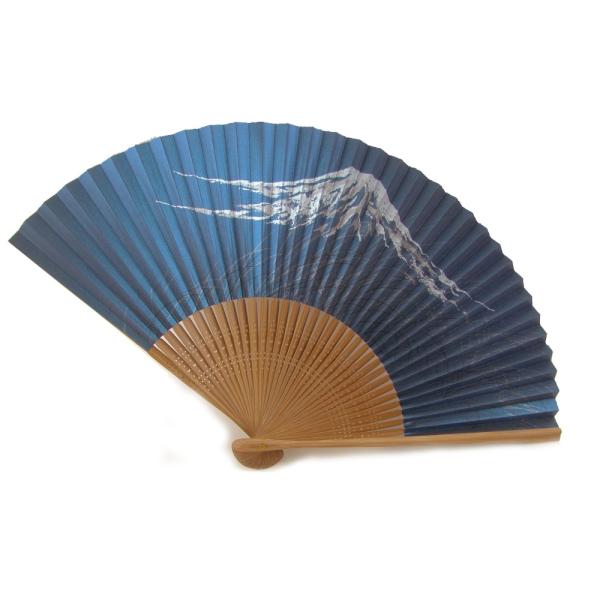 【発売日：2015年04月24日】紺地の扇面に迫力ある富士山の絵柄の扇子です。飽きのこない和モチーフ柄を手刷りのシルク印刷で表現しています。高級感ある優美な扇子で夏の着物や浴衣に合わせてお使いいただきたい扇子です。全長22cm 扇子を広げた...