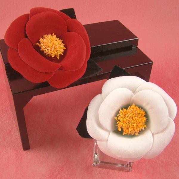 【発売日：2016年04月23日】和装にぴったりなインパクトある椿の花の髪飾りです。葉っぱ部分や中央の雌しべはリアルなつくりで細部にまでこだわりが感じ取れます。こちらはベロア素材の暖か味のある生地を使用したコサージュです。留め具はクリップと...