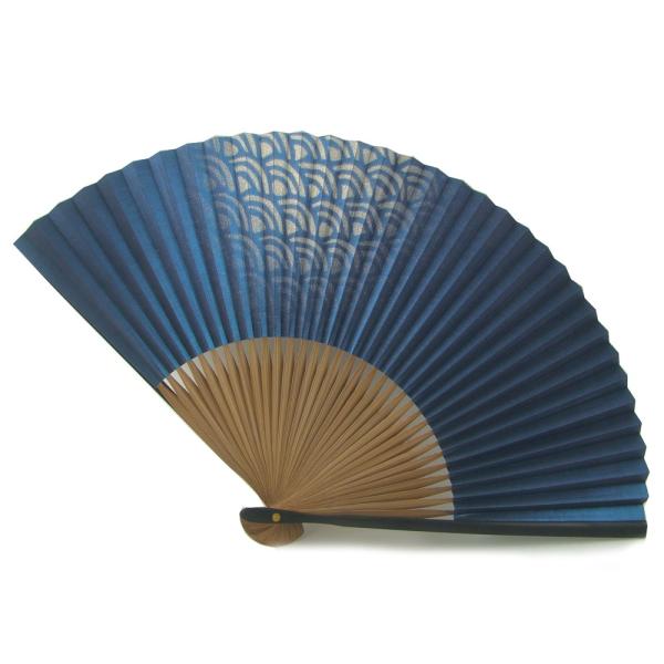 【発売日：2017年08月23日】パール調の扇面に青海波の文様を浮かび上がらせた扇子です。エアブラシで表現された絵柄は粋な雰囲気です。光の具合でパールのような華やかな輝きを放ちます。仰ぐとふんわり白檀の香りが漂います。裏面は無地のパールネイ...