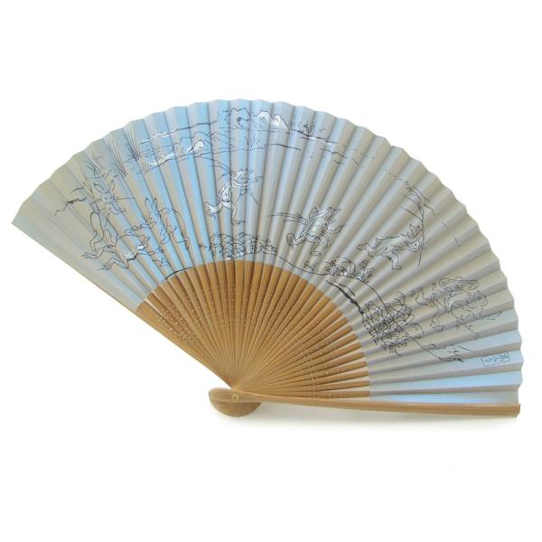 【発売日：2017年08月23日】パール調の扇面に鳥獣戯画の絵柄の扇子です。光の具合でパールのような輝きを放ちます。こちらは手刷りのシルク印刷で表現しています。仰ぐとふんわり白檀の香りが漂います。裏面は無地のパールグレーです。大切な人へのプ...