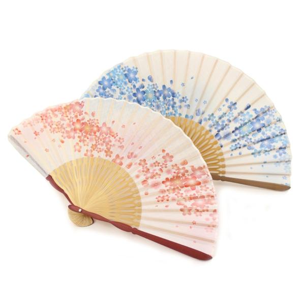 【発売日：2019年03月18日】白地の扇面に優しい色合いでプリントされた桜群が涼しげです。こちらは透け感があり、夏の着物や浴衣にはぴったりの扇子です。大切な人へのプレゼントとしても大変喜ばれます。※綿扇子は紙扇子と違い折り目がしっかりつい...