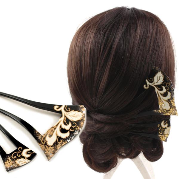 【発売日：2023年10月26日】大小の親子バチ型の簪に唐草が描かれたフォーマル向け簪です。絵柄には金彩加工が施されていて華やかな雰囲気です。こちらの簪は2つに分かれていますのでお好みで様々なバリエーションを楽しんでいただけます。大 全長1...