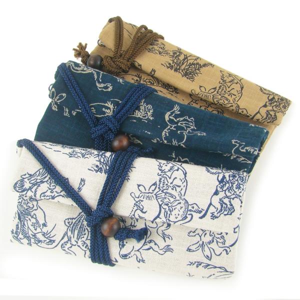 【発売日：2018年07月20日】メンズ 男性 ギフト プレゼント 敬老の日 父の日  古典柄がお洒落な道中財布です。ファスナー部分に小銭、内ポケットにお札を入れて畳んで紐をくるくると巻きつけてお使いいただけます。和服に合わせて粋な雰囲気に...