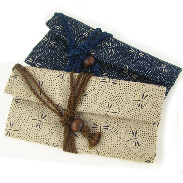 【発売日：2018年07月20日】メンズ 男性 ギフト プレゼント 敬老の日 父の日  古典柄がお洒落な道中財布です。ファスナー部分に小銭、内ポケットにお札を入れて畳んで紐をくるくると巻きつけてお使いいただけます。和服に合わせて粋な雰囲気に...