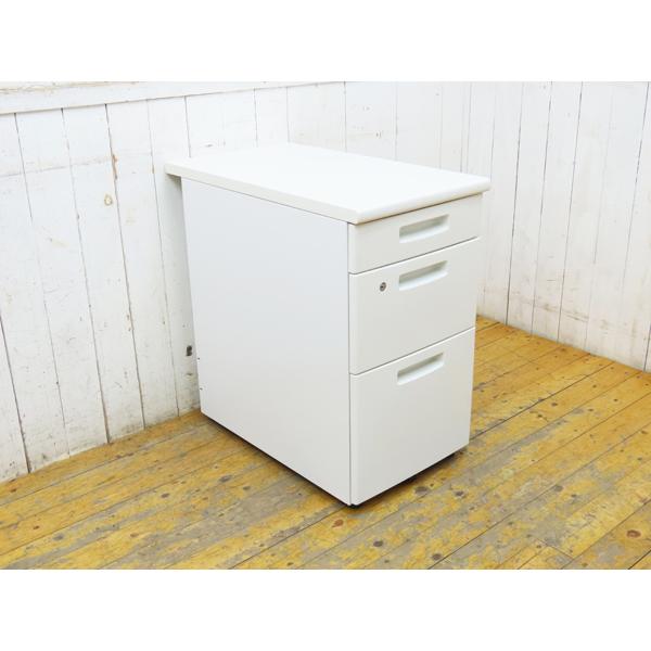 【発売日：2025年04月20日】KOKUYO　コクヨ製　脇机　TKN-E47SAWN商品サイズ・高さ70ｃｍ　幅40ｃｍ　奥行70cm年式・不明中古品です　年数相当の使用感あります　細かい小傷やスレ等あります鍵が欠陥しています　使用は問題...