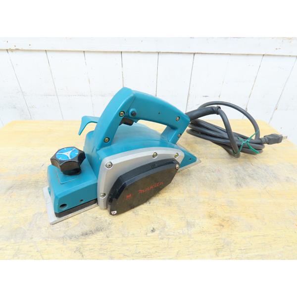 【発売日：2026年01月06日】マキタ製　82mm　電気かんな　1900B商品サイズ・高さ16ｃｍ　幅15.5ｃｍ　奥行29ｃｍ年式・不明中古品です　年数相当の使用感あります　細かい小傷や剥げ等あります刃に刃こぼれがあります清掃・試験済み...