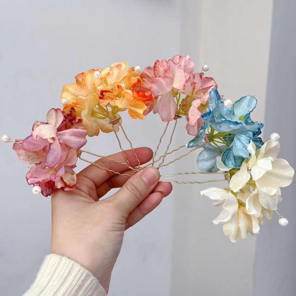 【素材】造花＋人工パール【サイズ】約８cm【カラー】ホワイト・ブルー・ピンク・パープル・イエロー【パッケージ内容】1個【注意事項】・1点1点微妙に形が異なりますが、全体的な形付けは手で曲げる事により可能です。・商品写真はできる限り実物の色に...