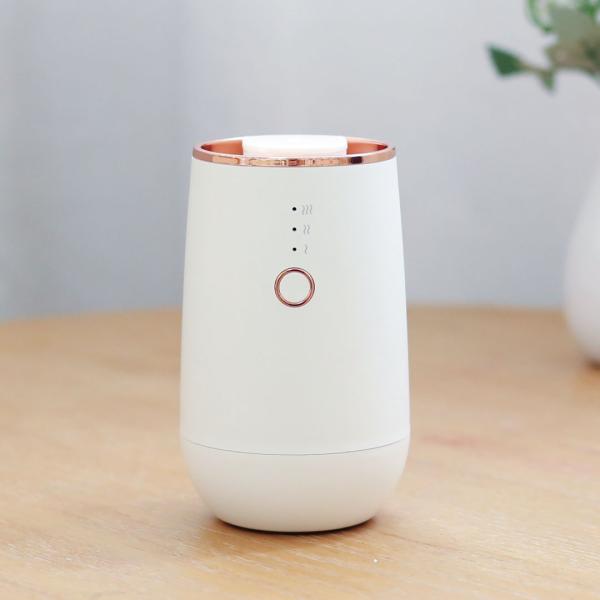 水を使わない直噴式アロマディフューザー Cute美容器具のようなキュートなデザイン　充電式＆コンパクトで、様々な生活シーンに溶け込みますカリス成城の精油は、5mL・10mLサイズの瓶を取り付けることが可能です。※KEWガーデン商品を、森の生...