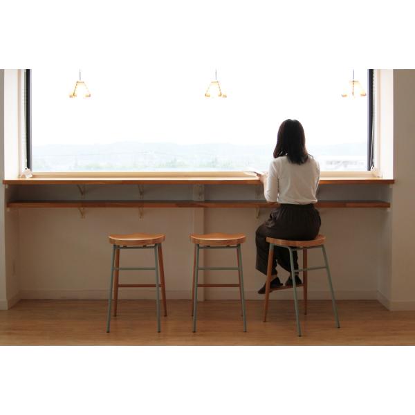 【発売日：2019年09月21日】座面の曲線が印象的なバースツール。ブルーの脚がアクセントになります。ビーチ材と樹脂をミックスさせていることで、無機質にならず日本の住空間になじみます。アイランドキッチンで食事をしたり、キッチンで料理ができる...