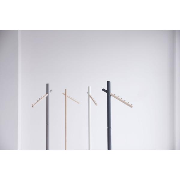 【発売日：2021年06月14日】木の質感を活かしたシンプルなハンガー。お部屋のインテリアカラーに合わせて、ホワイトとナチュラルの2色からお選びいただけます。6段の木製フックがすべり止めになります。斜めのバーが特徴的で、壁側やデッドスペース...