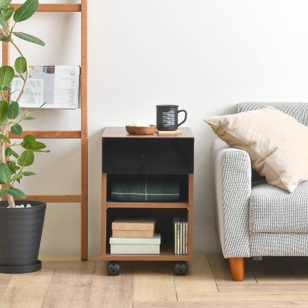 【発売日：2025年02月01日】飾りすぎないシンプルなデザインとさり気ない鏡面仕上げが美しいデスクリビングとワークスペースを統一感のある雰囲気にコーディネイトデスク、サイドチェスト各1点ずつのセット収納付きの120cm幅デスクと書類整理に...