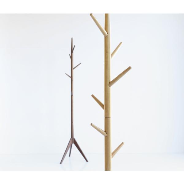 【発売日：2024年08月01日】様々なシーンに合わせられるシンプルデザインなポールハンガー。3本脚でスッキリしているので、お部屋の隙間に設置してデッドスペースを無くせます。カラー：ブラウン/ナチュラルサイズ： W420 x D365 x ...