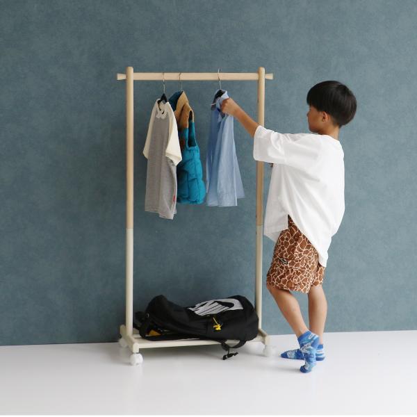 【発売日：2024年08月01日】子供の目線に合わせて高さ調節ができるハンガーラック。ツートーンカラーが可愛い！棚板付きで収納力も抜群です。カラー：アイボリー/シアングレー/ラベンダーピンクサイズ：W660 x D320 x H1200(m...