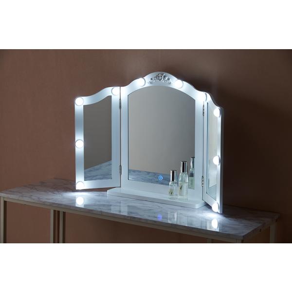 【発売日：2025年07月01日】自宅のテーブルに置くだけで、本格的なLEDライト付き三面鏡ドレッサーに。メイクやヘアセットに大活躍。■組立式■LEDライト付【カラー】ホワイト【サイズ】(約)幅84(46)×奥行14.5×高さ57cm【材質...