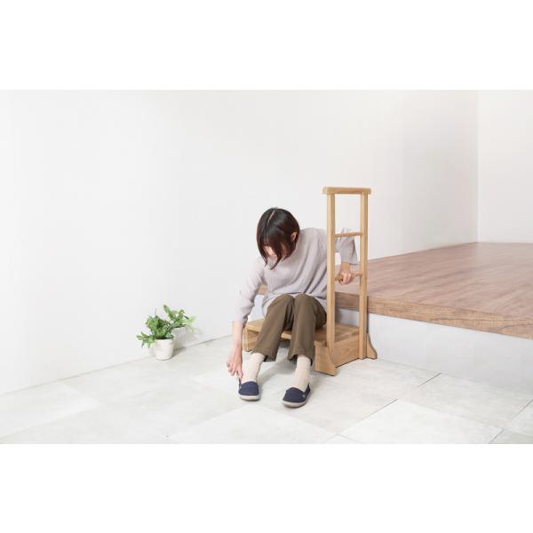 【発売日：2024年08月01日】手すり付き玄関踏み台（片側手すり）　MFD-6907タモ材の木目が美しい、安心で便利な手すり付きの玄関踏み台。手すりを使って体を支えることでひざへの負担を減らし、段差の昇り降りが楽になります。カラー：ダーク...