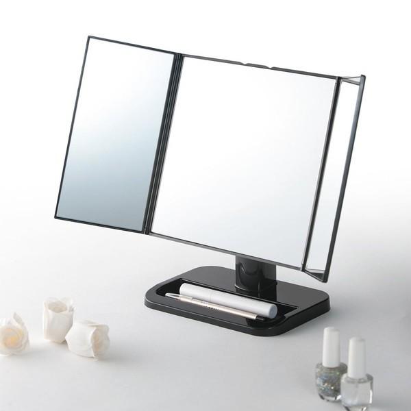 【発売日：2020年06月03日】ワイドな三面鏡メイクアップミラー様々な角度を映せるのでメイクやヘアカラーに便利三面鏡だからお顔全体や横顔もしっかり映ります。収納時は扉を閉めてすっきりコンパクト、気になるホコリも防ぎます。マスカラなど転がり...