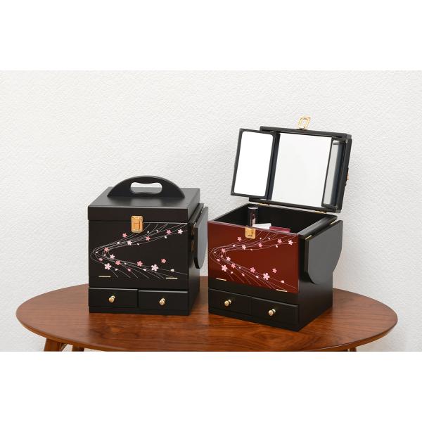 【発売日：2021年02月26日】光沢ある本体に落ち着いた蒔絵調の桜模様が美しいコスメボックス。サイドにバタフライ式のミニテーブルも付いています。カラー：エンジ/ブラックサイズ：(約)幅26x奥行19x高さ32cm［引出内寸］(約)幅9x奥...