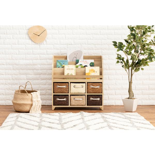 【発売日：2022年11月01日】おもちゃなどを収納できる引き出しが付いた絵本ラック。引き出しはカゴ状で持ち運べて便利。カラー：ホワイト/ナチュラルサイズ：(約)幅69x奥行27x高さ72cm材質：桐材【関連】ボックス収納 収納家具 収納棚...