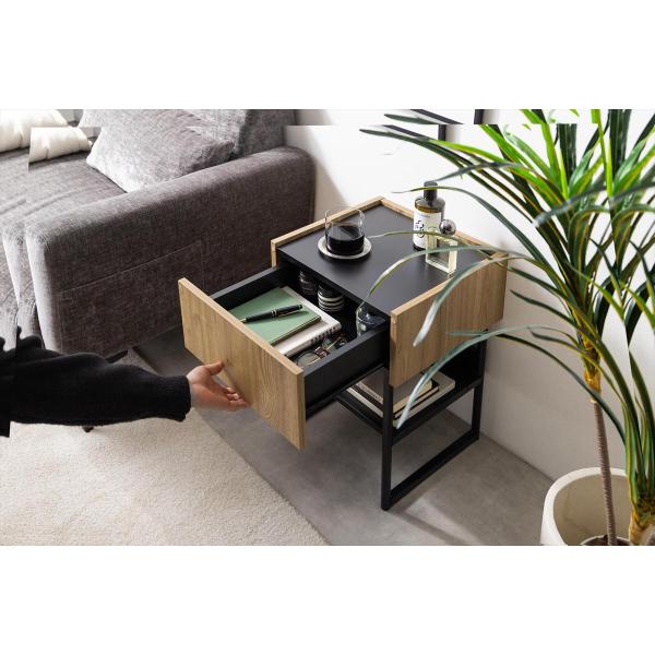 【発売日：2025年11月11日】大人モダンな雰囲気が特徴のサイドテーブル。直線的でシンプルな見た目ながら、引き出しとオープン棚付きでデザイン性だけでなく機能面にもこだわりました。背面も美しい仕上がりになっているので、お部屋のお好きな位置に...