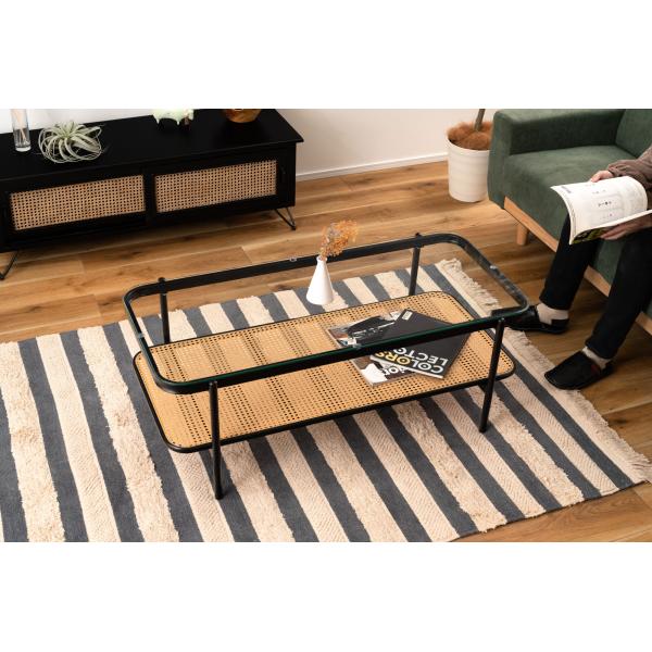 【発売日：2025年11月11日】黒のアイアンとラタンのモダンな組み合わせ スタイリッシュさと落ち着いた雰囲気を兼ね備えたリビングテーブル。●透け感のあるラタンとガラスが空間を広く見せ堅苦さのないモダンなリビングを演出します。●天板から見え...