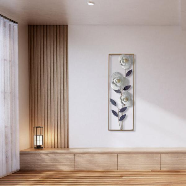 【発売日：2024年11月01日】白い椿をモチーフにした色合いが綺麗なアイアンウォールアート、壁飾りです。ゴールドのフレームが上品さを引き立て、飾るだけでお部屋の雰囲気も変わります。絵を飾る感覚でお部屋のインテリアにどうですか？重さも軽く、...