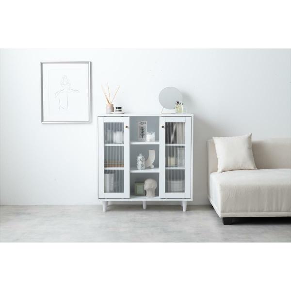 【発売日：2024年11月01日】コンパクトながら機能性と美しさを兼ね備えた『Sonagi(ソナギ)』引き戸キャビネット。扉は引き戸式のため、スライドすることで見せると隠すが使い分けられます。扉のモールガラスが収納物を程よく隠すため、生活感...