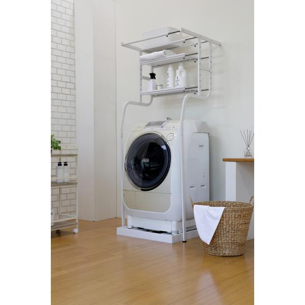 【発売日：2025年02月01日】幅・高さ・奥行きが調整可能で、設置スペースに合わせて防水パンの横にも前にも脚を設置する事が出来る自由度の高い洗濯機ラックです。洗濯機の上のデッドスペースを有効活用。洗剤や洗濯小物、ハンガー等の収納スペースを...
