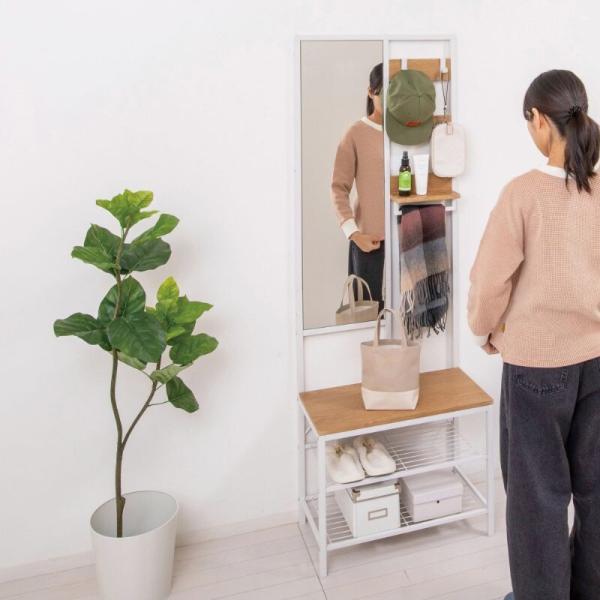 【発売日：2026年03月01日】●全身のコーディネートチェックができる、こだわりの大きさのミラー付きです。●小物を掛けられるハンガー付。棚には小物も置けます。●棚板のフックはお好みの位置に引っ掛けられます。　　フレームのフックは左右どちら...