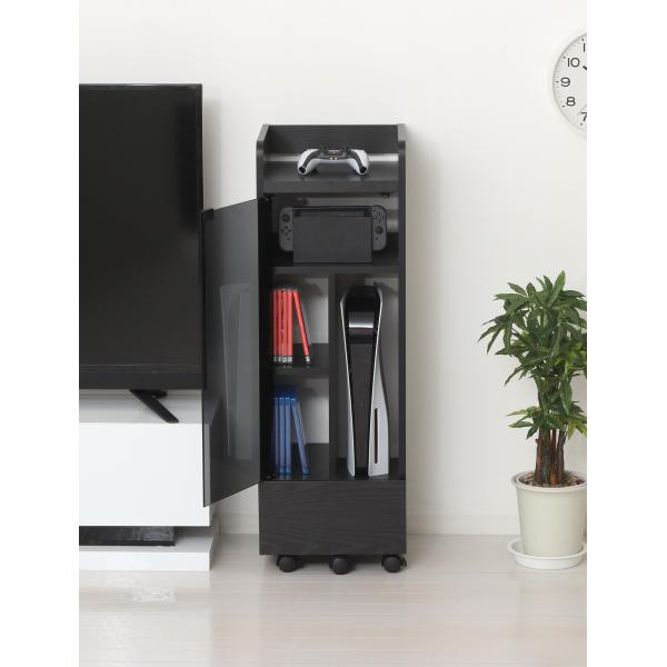 【発売日：2026年03月01日】●ゲーム機本体と周辺機器が収納可能です。●天板上は約8.5cmあり、置いている物の落下を防ぐ仕様です。●天板奥は約2cmのすき間を開けているのでコードが通ります。●側板の角は丸くデザインされているので怪我を...