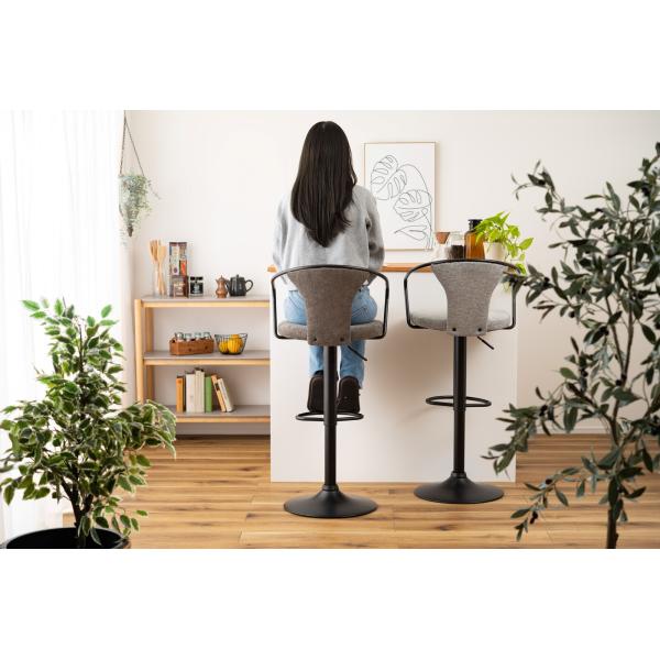 【発売日：2025年11月11日】アームレスト付きでゆったりと身体を預けられるカウンターチェア。●ブラックスチール×ファブリックのシンプルでスタイリッシュなデザイン。●座面は回転式で昇降可能な機能性も備えた優れたアイテム。●座面高は62〜8...