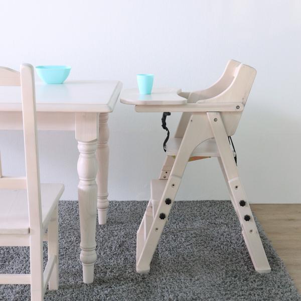 【発売日：2025年07月01日】シンプルでどんなお部屋にも合わせられるデザイン折りたたんでコンパクトに収納可能座面高は3段階、足のせ板は2段階、トレイは前後に3段階の調整が可能。お子様の成長に合わすことができますお子様のズレ落ちを防止する...