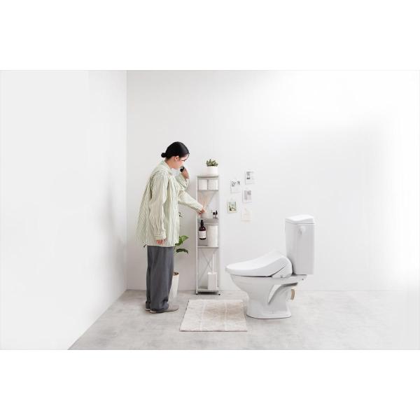 【発売日：2025年07月01日】トイレ用品がひとつにまとまるスリムトイレラック。ハイタイプ&amp;可動棚4段と吊り下げポールで、かさばるアイテムもまとめて収納。オープンタイプで圧迫感も少なく、収納物の出し入れも楽々。デッドスペースを有効...