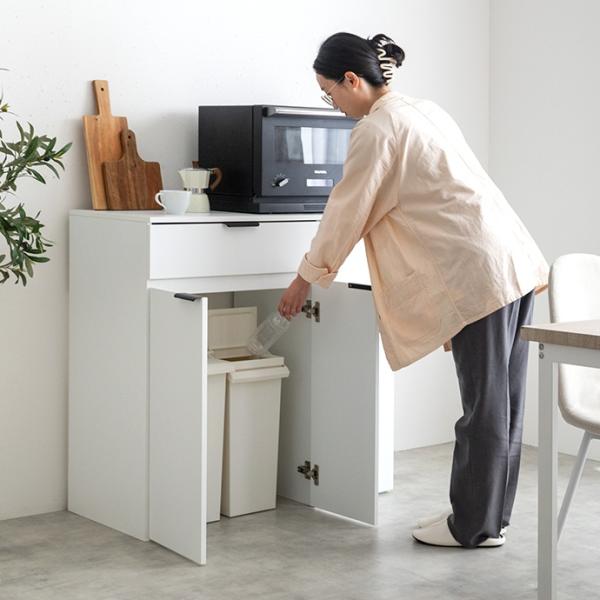 【発売日：2026年03月01日】ゴミ箱を扉の中にすっきり隠して収納できる、収納力とデザイン性を兼ね備えたキッチンボード。生活感が出やすいダストボックスを見せずに収納できるため、キッチン空間をすっきりと美しく演出します。下部には45Lサイズ...