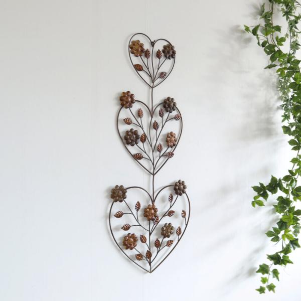 【発売日：2025年01月01日】ハートの形の中のお花モチーフがかわいいアイアン製壁飾りです。白系の壁に掛けるととてもデザインが映えます！重さも軽く、ピン1個で簡単に取り付け可能です♪和・洋・モダン、どんなお部屋にもあわせやすいですよ！お部...